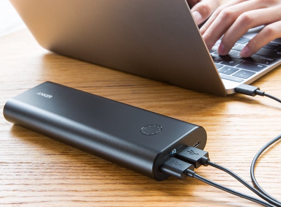 Anker PowerCore+ lädt das MacBook & LifePower A2 im Testbetrieb